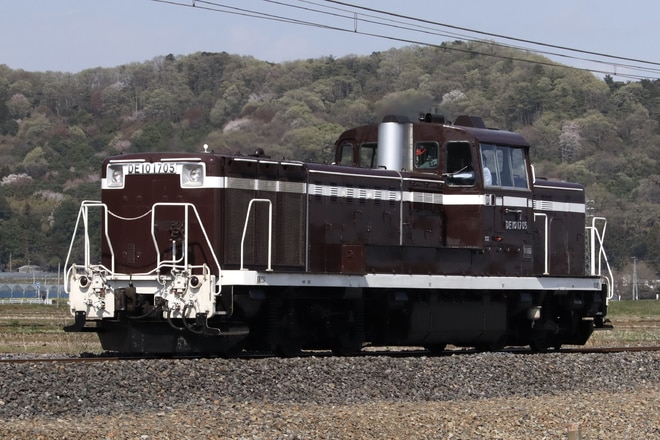 高崎車両センター DE10 1705 の写真 |鉄道写真投稿サイトTrain-Directory