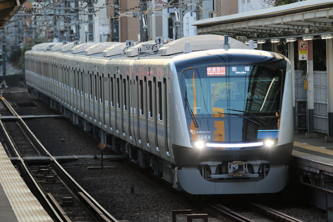 海老名検車区 5000形 5064×10 の写真 |鉄道写真投稿サイトTrain-Directory